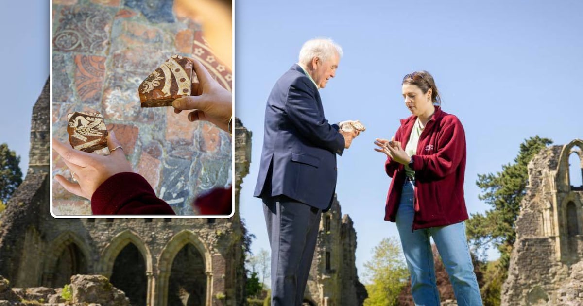 Simon (68) komt schoorvoetend middeleeuwse tegels terugbrengen die hij ...