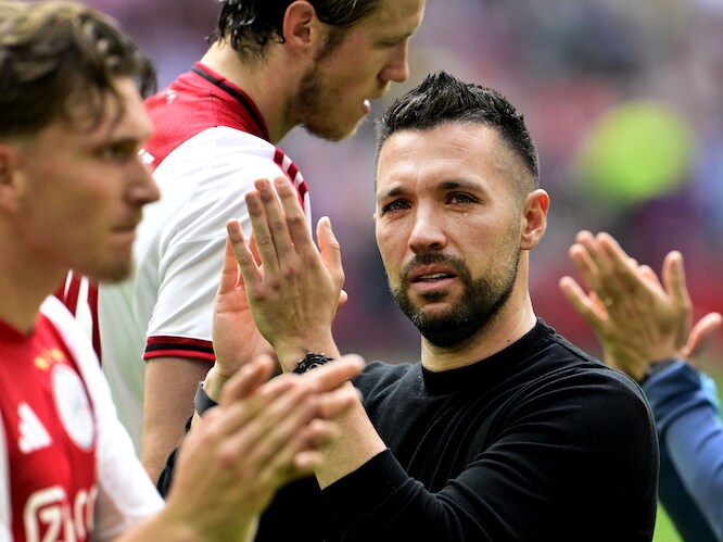 KIJK. Met sigaar in de mond: Noa Lang gaat helemaal uit de bol op titelviering PSV | Eredivisie ...