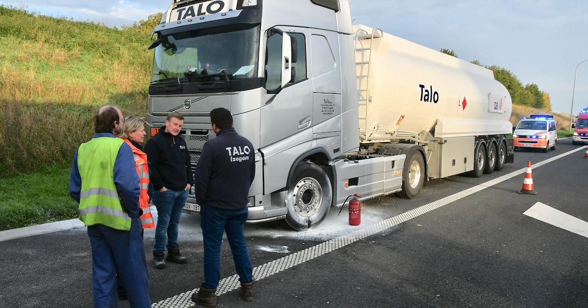 Trucker merkt rook op onder zijn cabine, maar kan zelf blussen op E403 ...