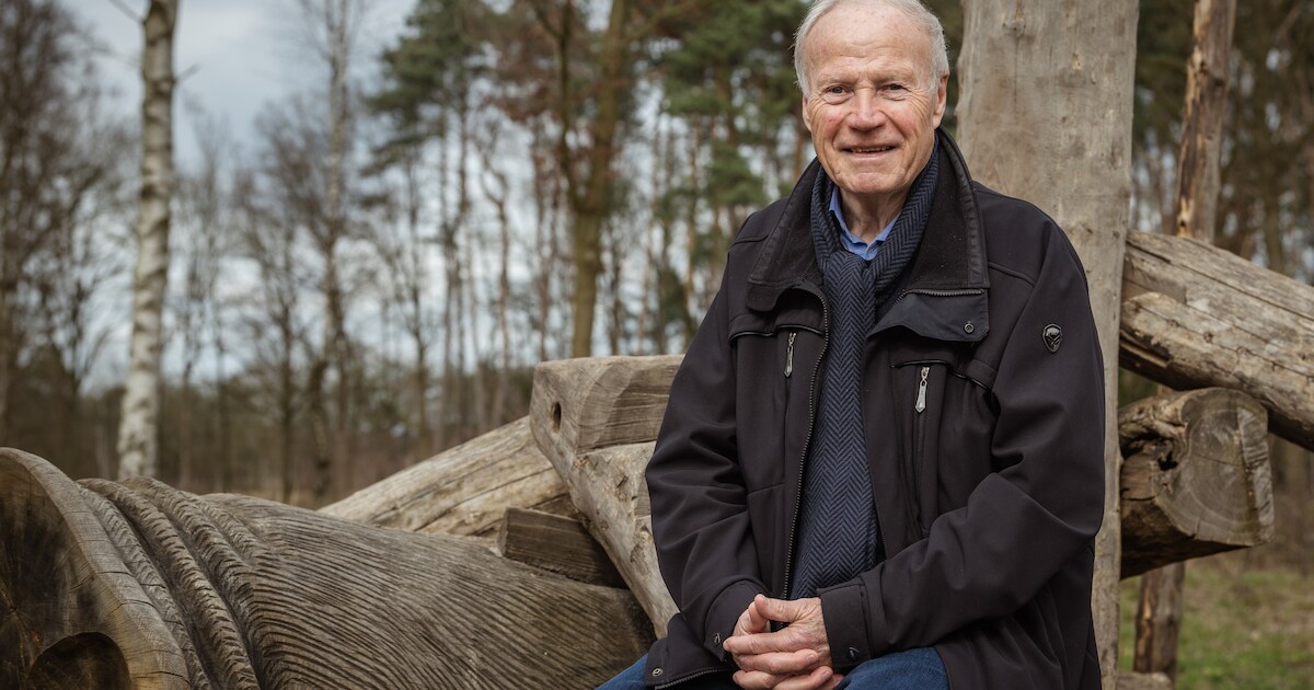 Marc Dex op het podium tijdens ontspanningsnamiddag voor senioren ...