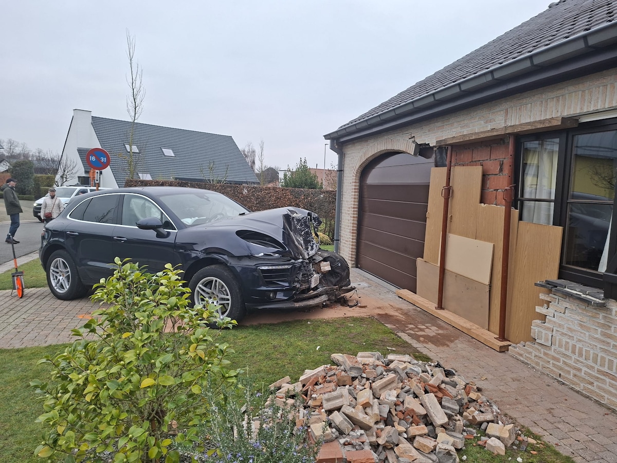 Porsche rijdt slaapkamer van 90-jarige vrouw binnen in Merelbeke | Foto ...