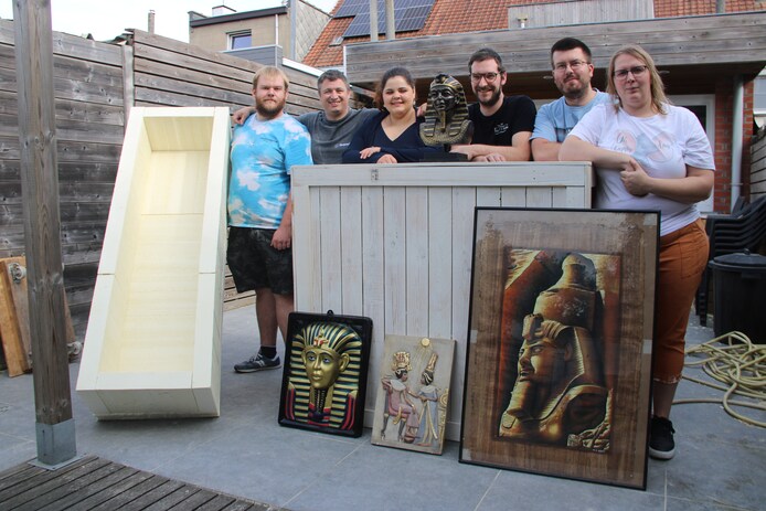 Thea Muze tovert met Halloween woning om tot Egyptisch griezelmuseum ...