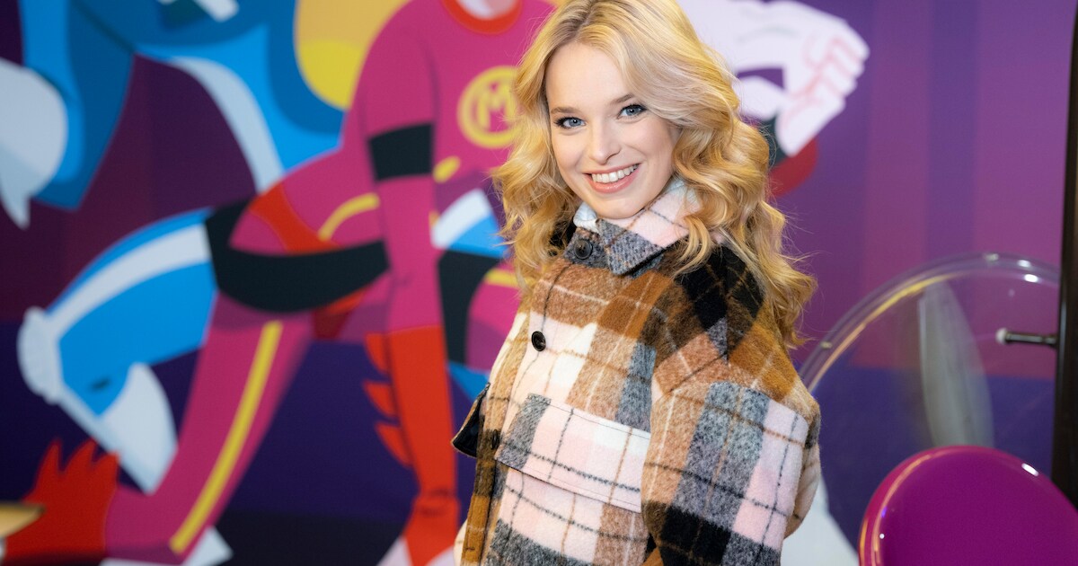 Actrice Lotte Stevens geniet van het contact met de kleine fans als ze ...