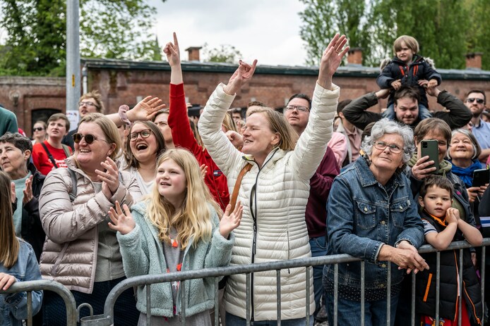 Repetitie aan Hollandse Kazerne blijft meer volk lokken: Vier ...