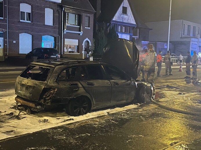 Auto brandt uit in Kortrijk: “Andere bestuurders knipperden met hun ...