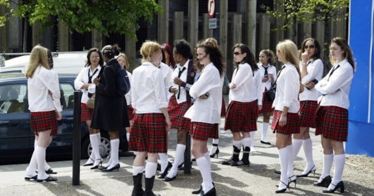 Meisjes mogen geen korte rokjes meer dragen op school | Bizar | HLN.be