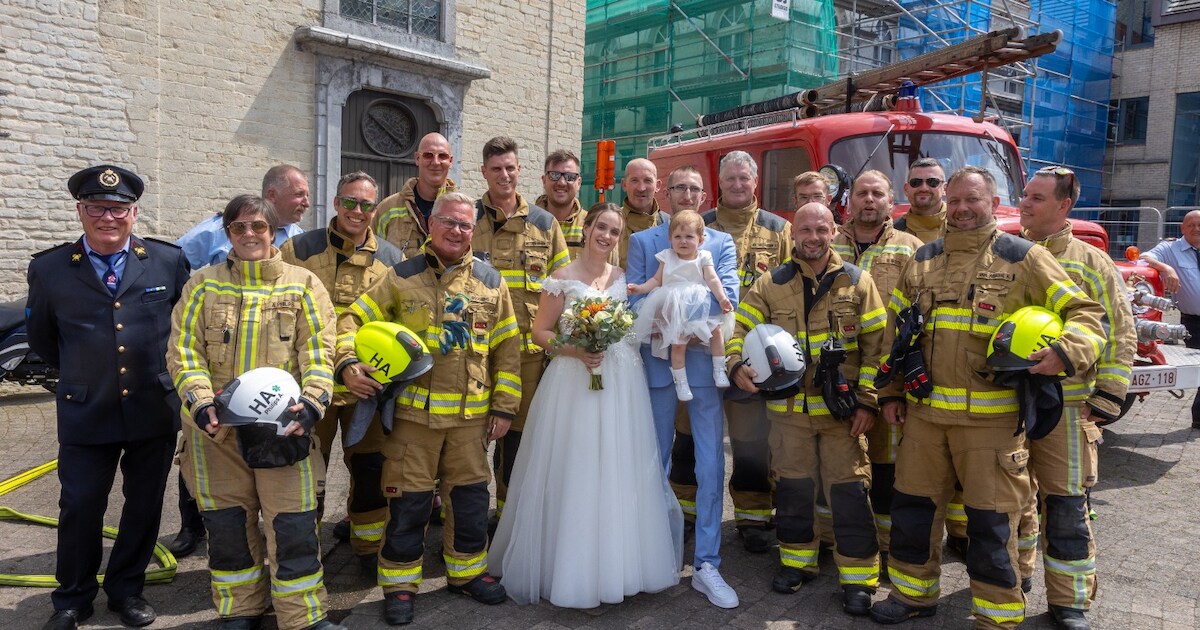 Brandweerman Dylan trouwt met Lina en wordt gevierd door collega's aan ...