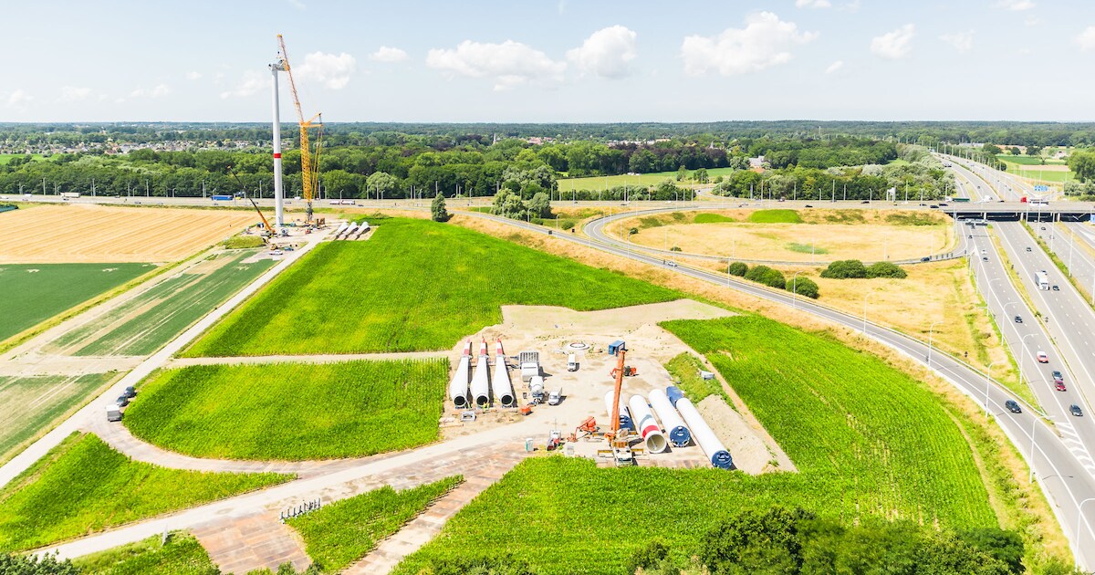 Bouw van twee windturbines gestart naast verkeerswisselaar in Oostkamp | Oostkamp | HLN.be