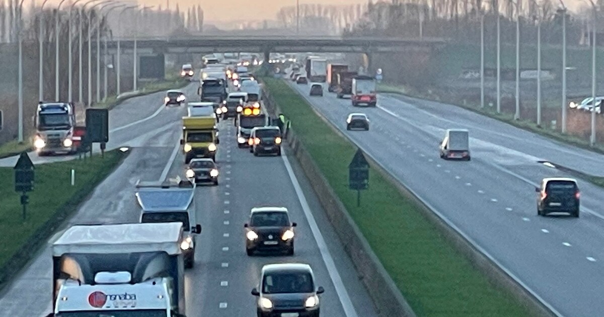 E403 in beide richtingen afgesloten door brandend voertuig in Roeselare ...