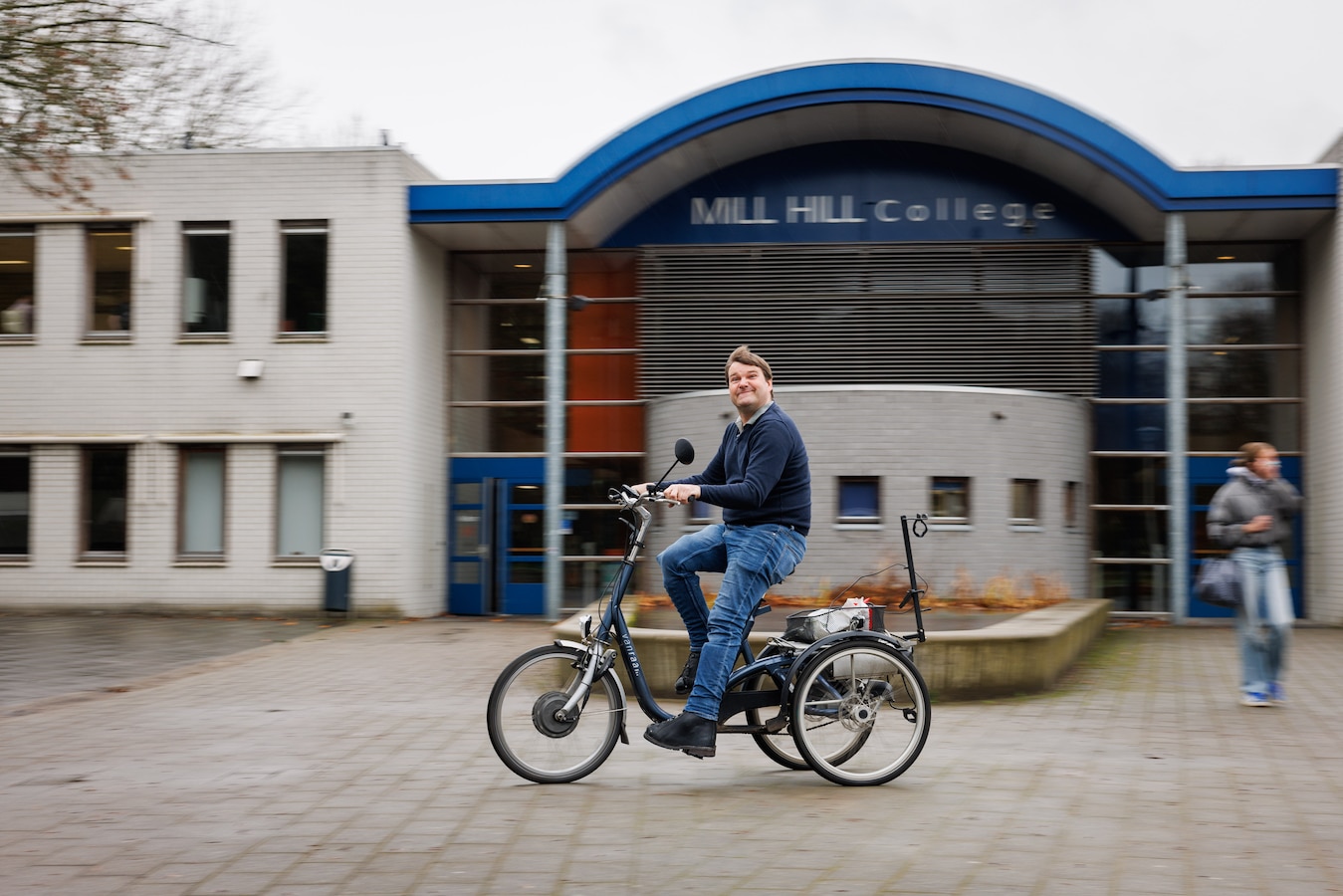 Door weer en wind op de driewieler naar het werk: hulpconciërge Patrix geeft het goede voorbeeld ...