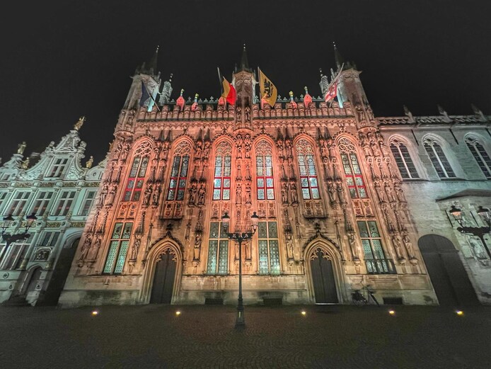 Stadhuis van Brugge kleurt oranje tegen geweld op vrouwen | Brugge | hln.be