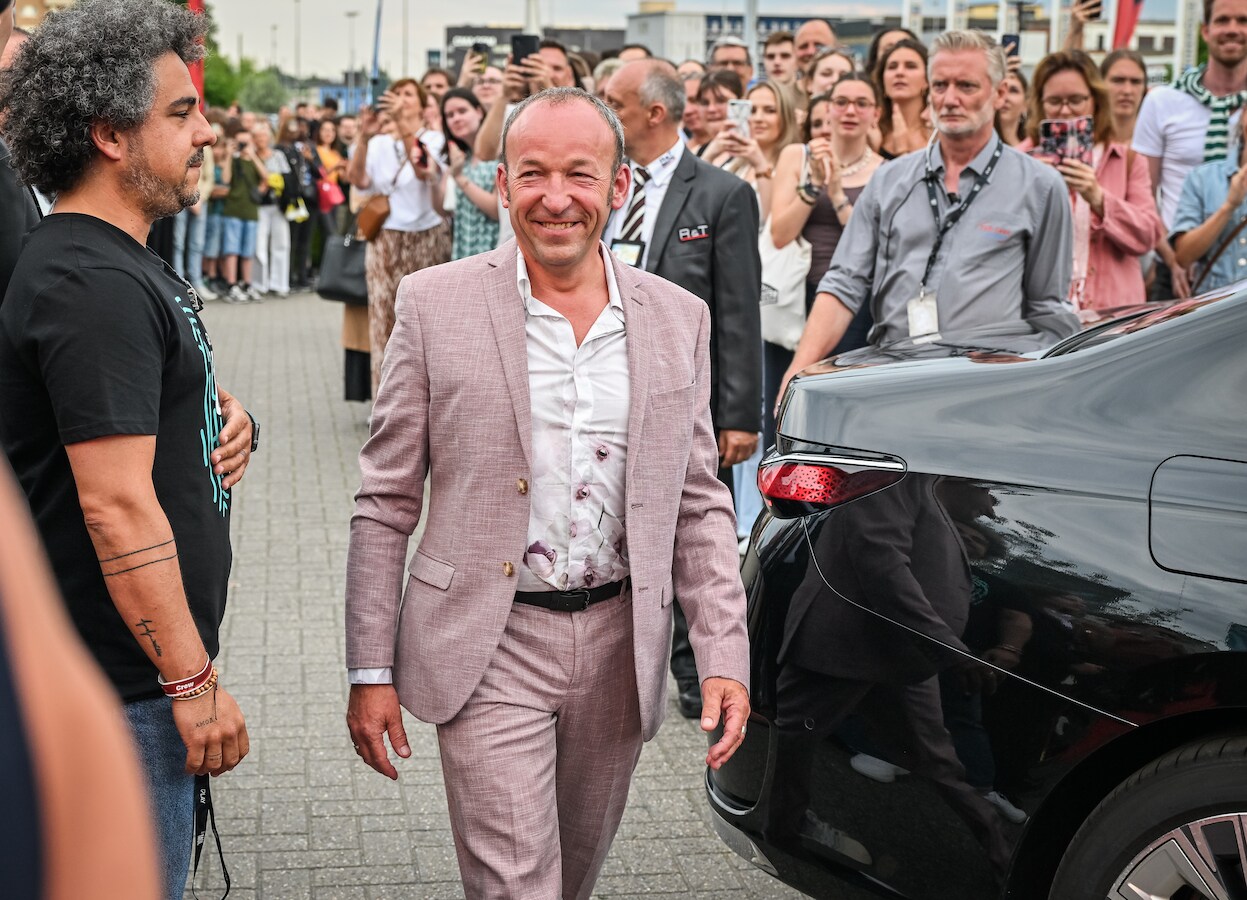 Glunderende gezichten, maar ook zwijgplicht op de rode loper, die wordt ...