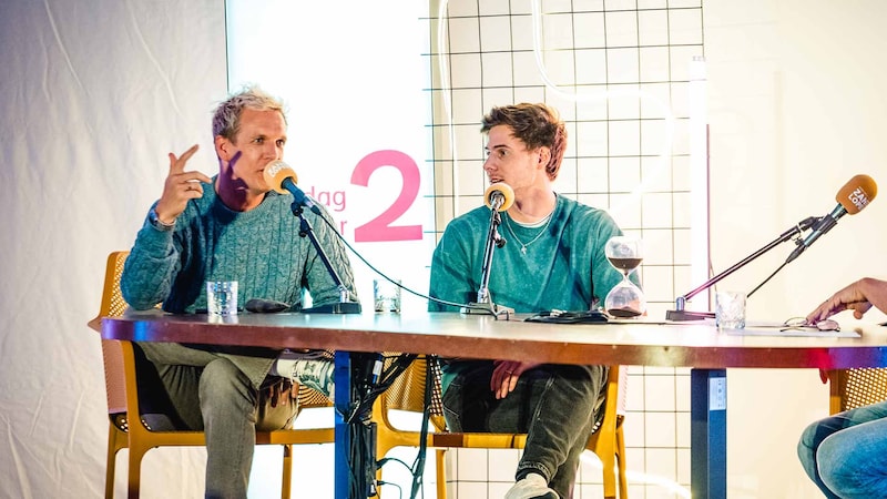 James Cooke openhartig over onzekerheid: “Onze relatie heeft echt aan ...