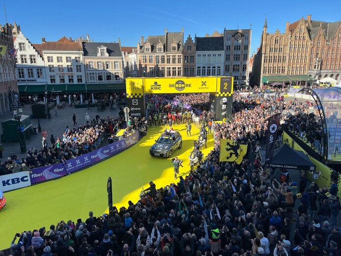 KIJK. 30.000 uitzinnige toeschouwers wuiven renners uit in Brugge ...