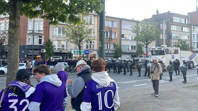 Winkel kort en klein geslagen door hooligans in Molenbeek: “Mijn broer ...