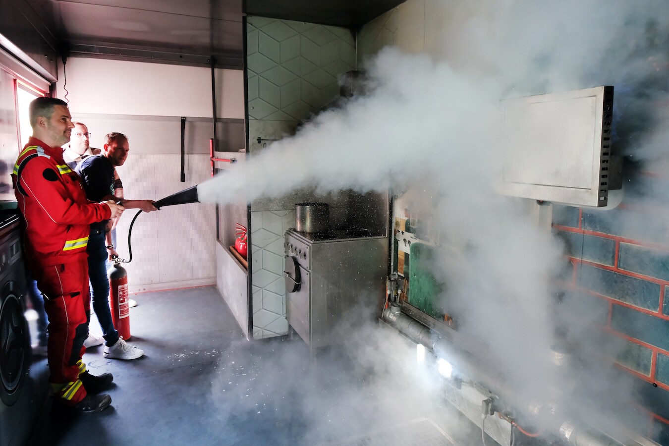 Restaurantpersoneel Dépot leert brand blussen: “Water op een brandende ...
