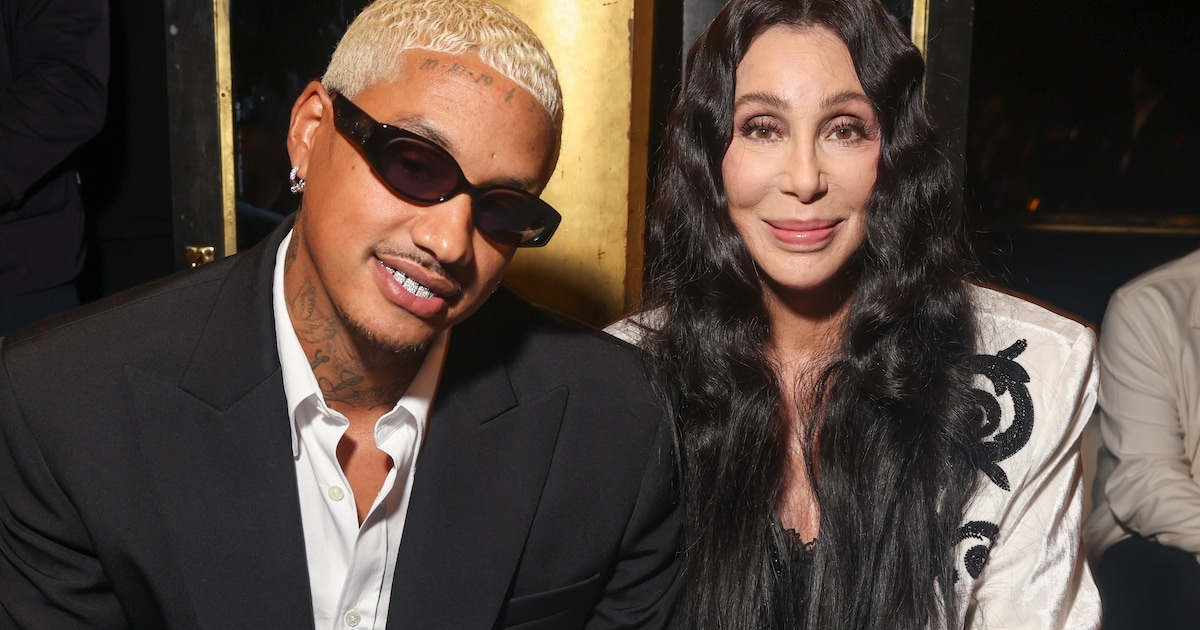 Cher en 40 jaar jongere geliefde verschijnen weer samen op rode loper tijdens Paris Fashion Week ...