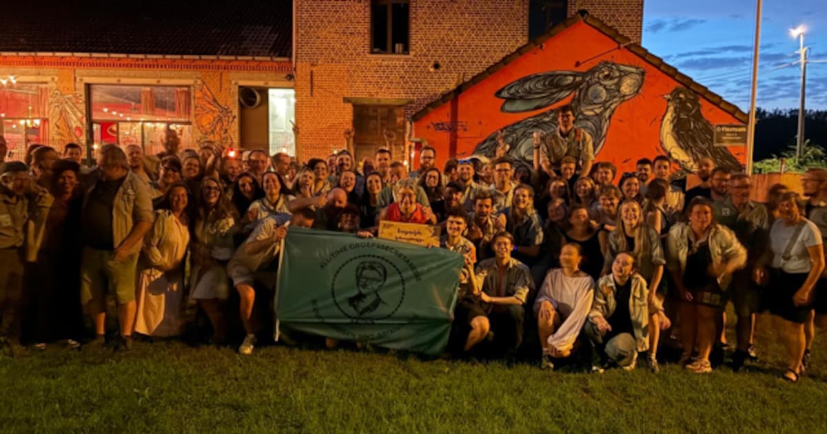 Scouts verrassen groepssecretaresse die hen al 40 jaar assisteert ...