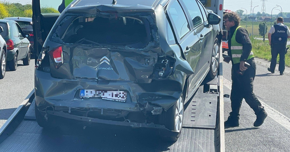 Vrachtwagen knalt op tragere voorliggers tijdens asfalteringswerken op ...