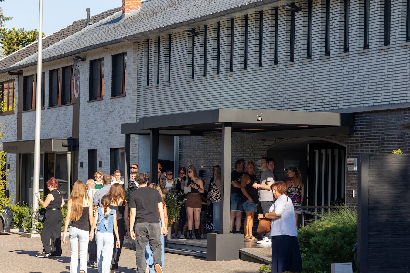 Vrienden en familie nemen afscheid van artiest Christof Chapsis (34 ...