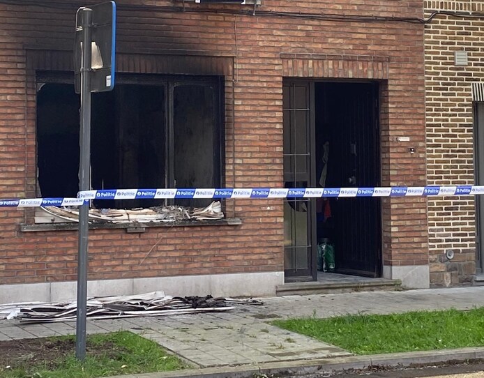 Vrouw (46) veroorzaakt brand in eigen huis en gaat daarna voorbijganger ...