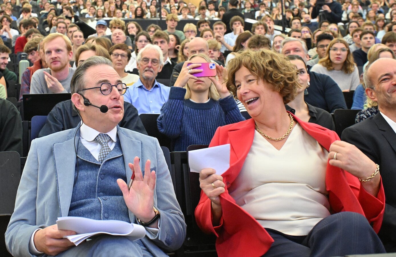 Hoe Petra De Sutter zichzelf voor schut zet met AI-verzinsels in ...