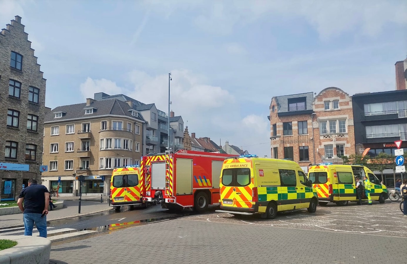 Oliespoor zorgt voor gladde Grote Markt in Roeselare: ziekenwagens ...