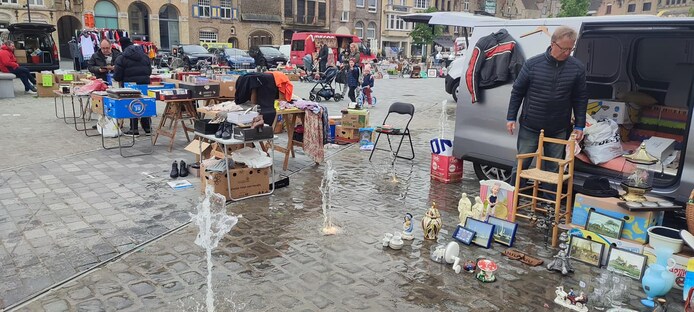 Fonteintjes spuiten plots water tijdens rommelmarkt: “Gaat om een ...