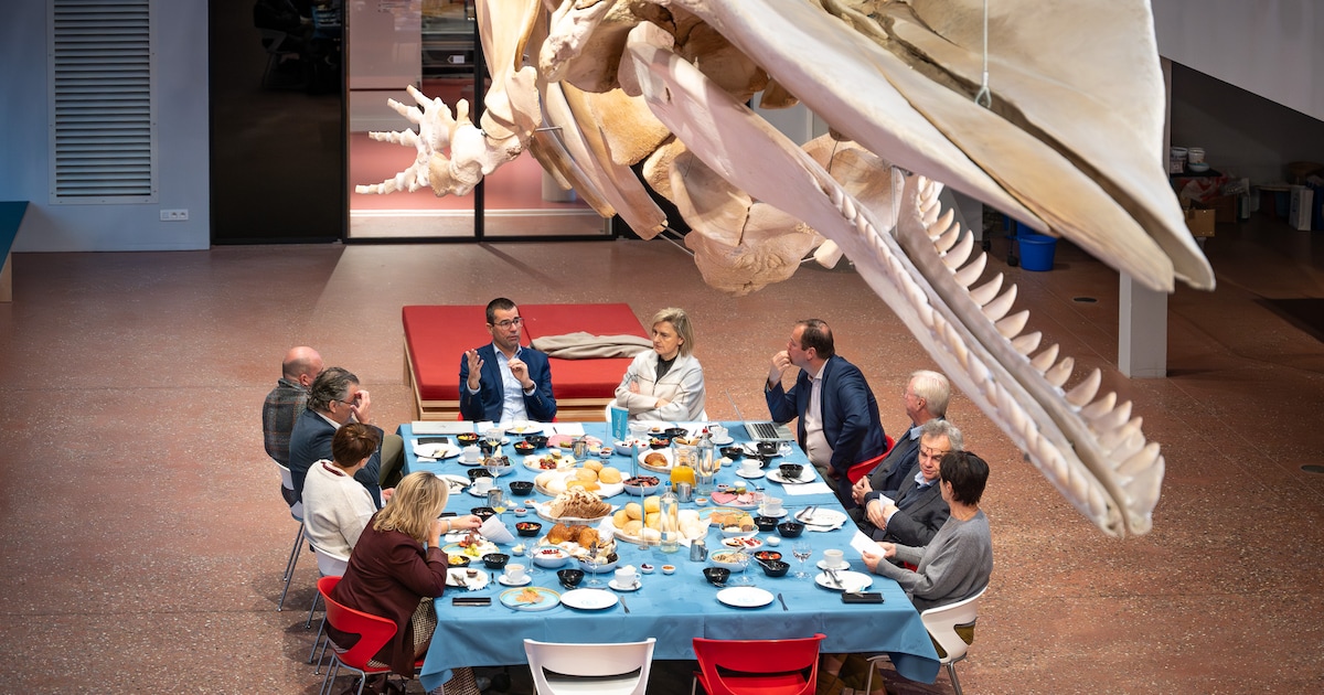 Bijzondere locatie voor werkoverleg met minister Crevits: onder het ...