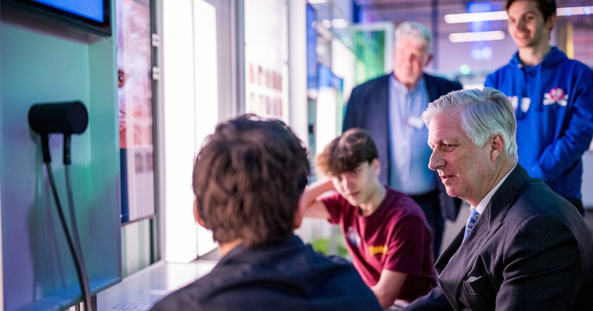 KIJK. Koning Filip bezoekt Technopolis voor 25-jarig bestaan en duikt ...