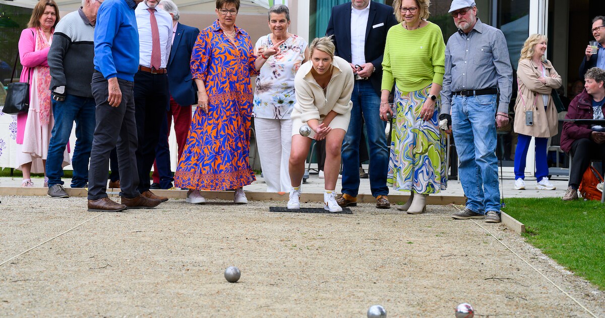Schepen Els van Doesburg (N-VA) werpt balletje petanque om opening ...