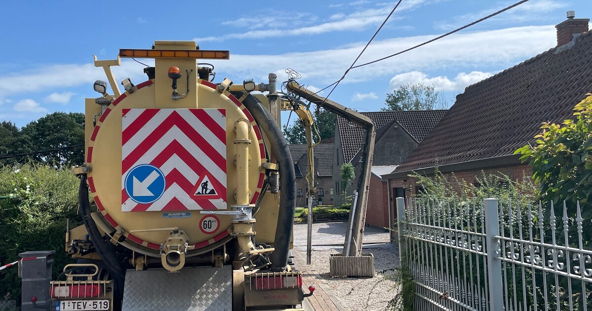 Arm van vrachtwagen ruimdienst raakt verstrikt in elektriciteitsdraden ...