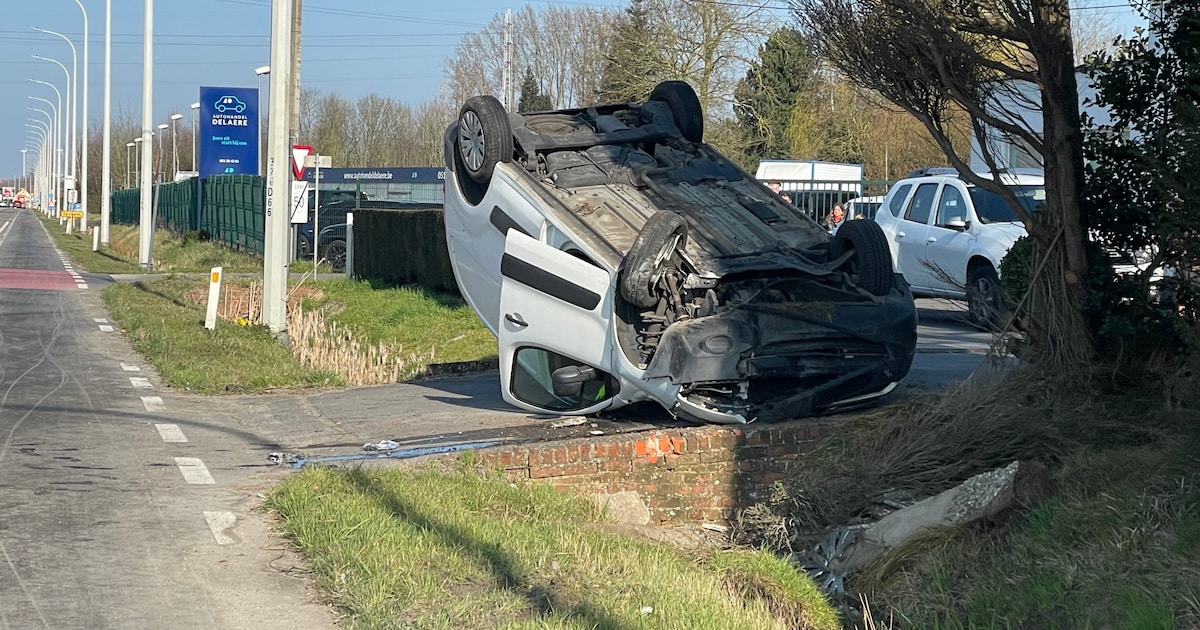 Jongeren gaan over kop na duik in gracht langs Rijksweg | Lendelede | HLN.be