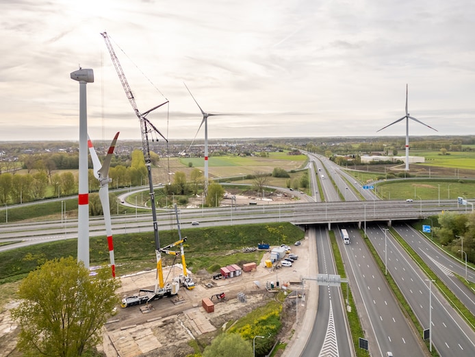 Bouw van nog eens twee windturbines aan verkeerswisselaar afgerond: "Goed voor jaarlijks ...