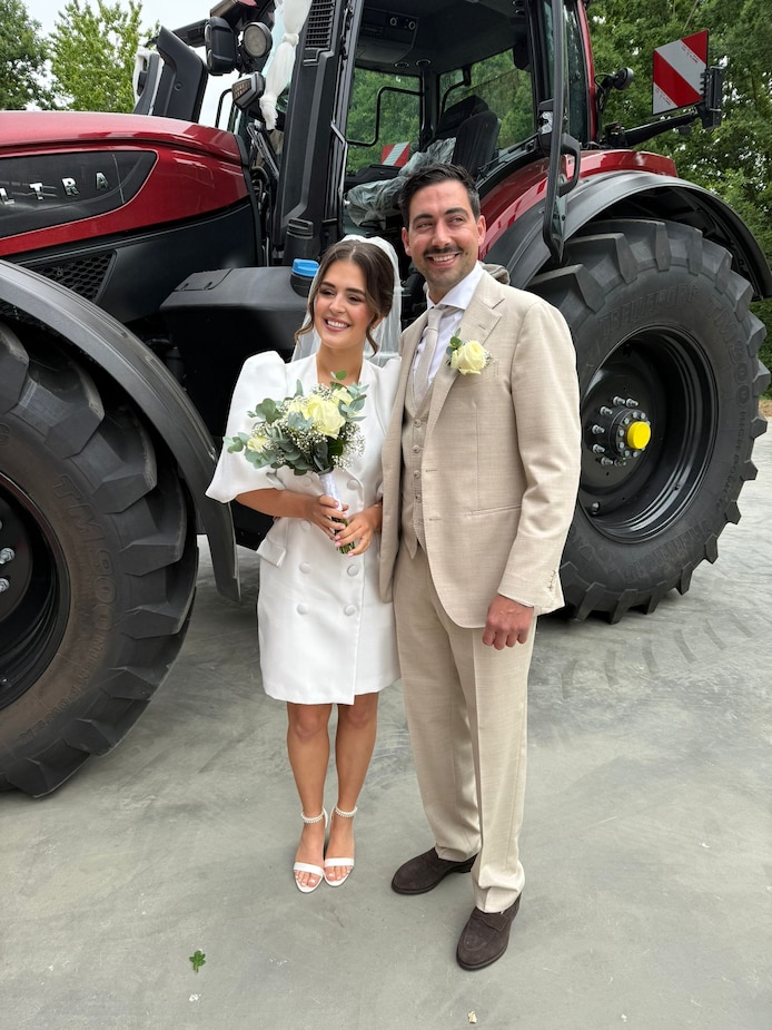 Een korte jurk, geen bruidstaart en geen stoelen: Emi en Kim van ‘Boer zoekt vrouw’ over hun ...