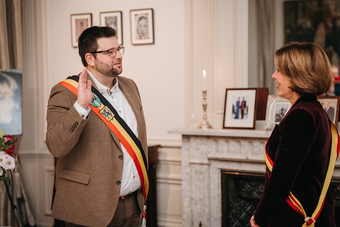 Brent Meuleman legt eed af als burgemeester van Zelzate: “Heel ...
