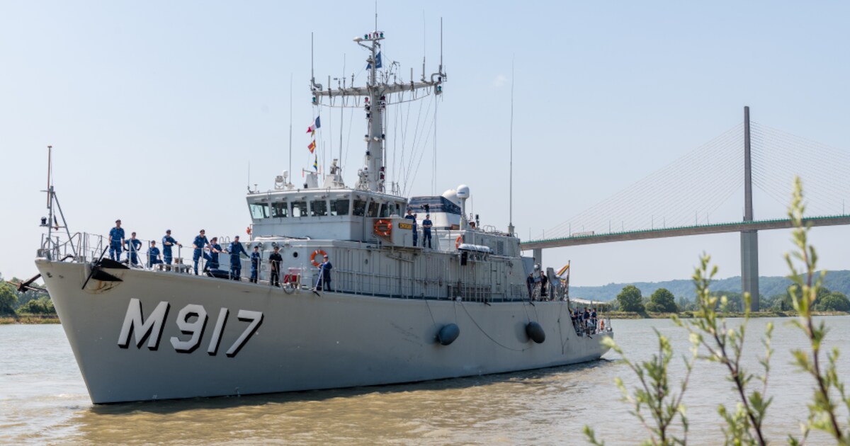 Peterstad Genk viert nieuwe commandant op mijnenjager M917 Crocus ...