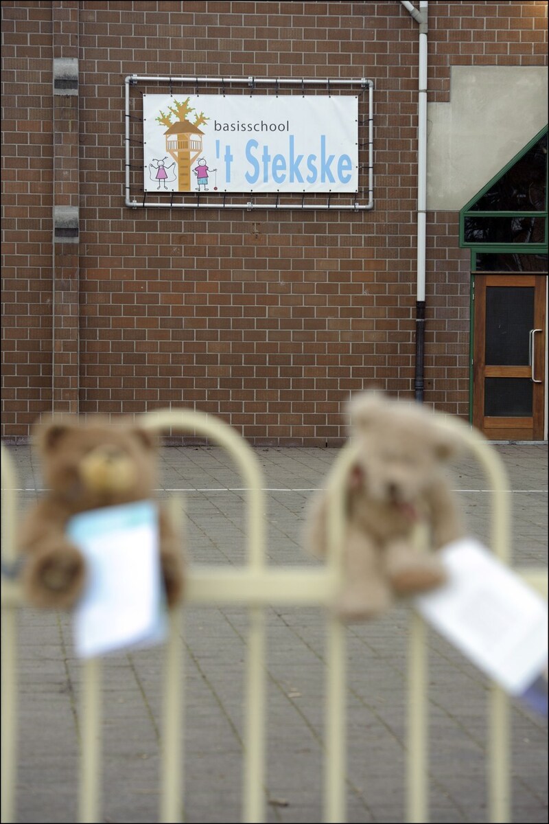 Hulpverleners busongeval Sierre houden halt aan basisschool 't Stekske ...