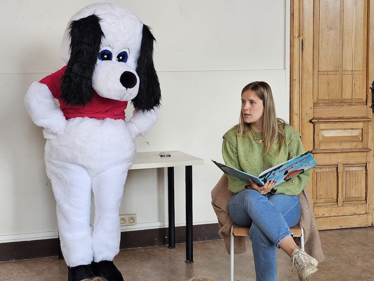 Juf Eva van basisschool Spijker illustreert kinderboek van Play & Sport ...