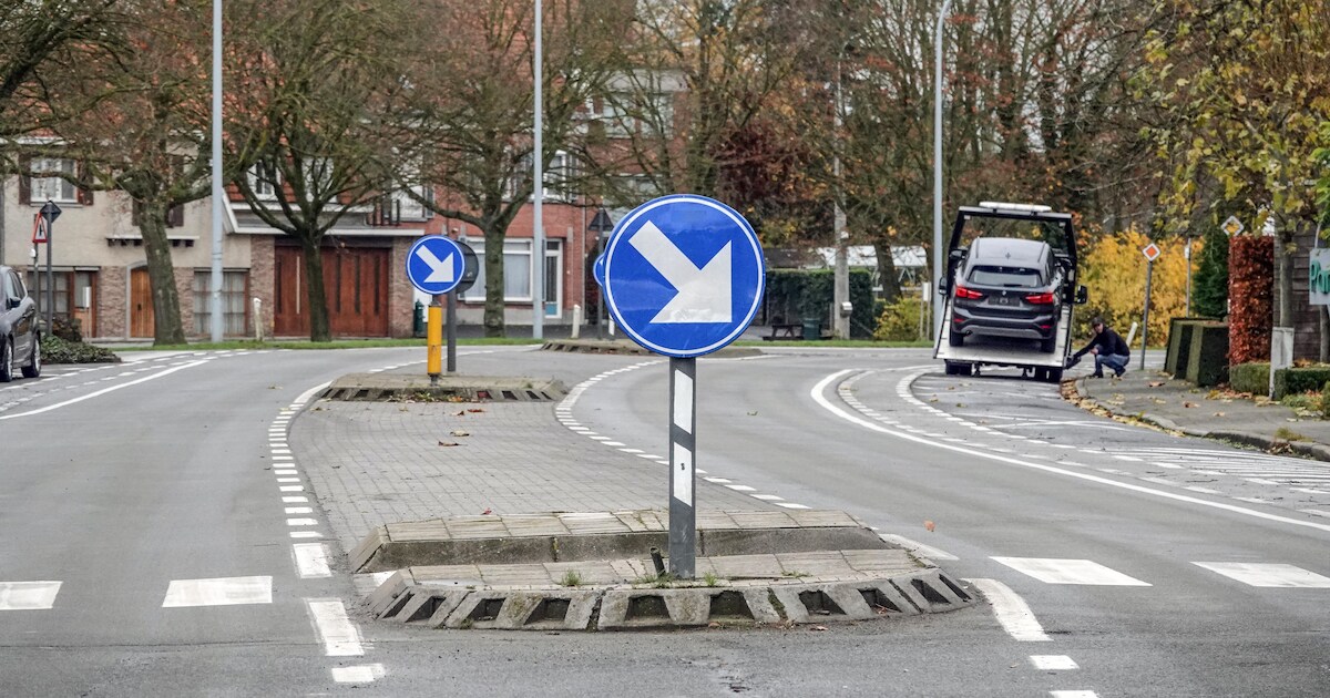Middengeleider op Brugsesteenweg om leerlingen veilig te laten ...