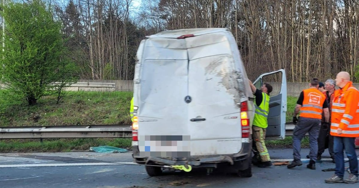 Bestuurder uit bestelwagen geslingerd bij ongeval: stilstaand verkeer E40 tussen Oordegem en ...