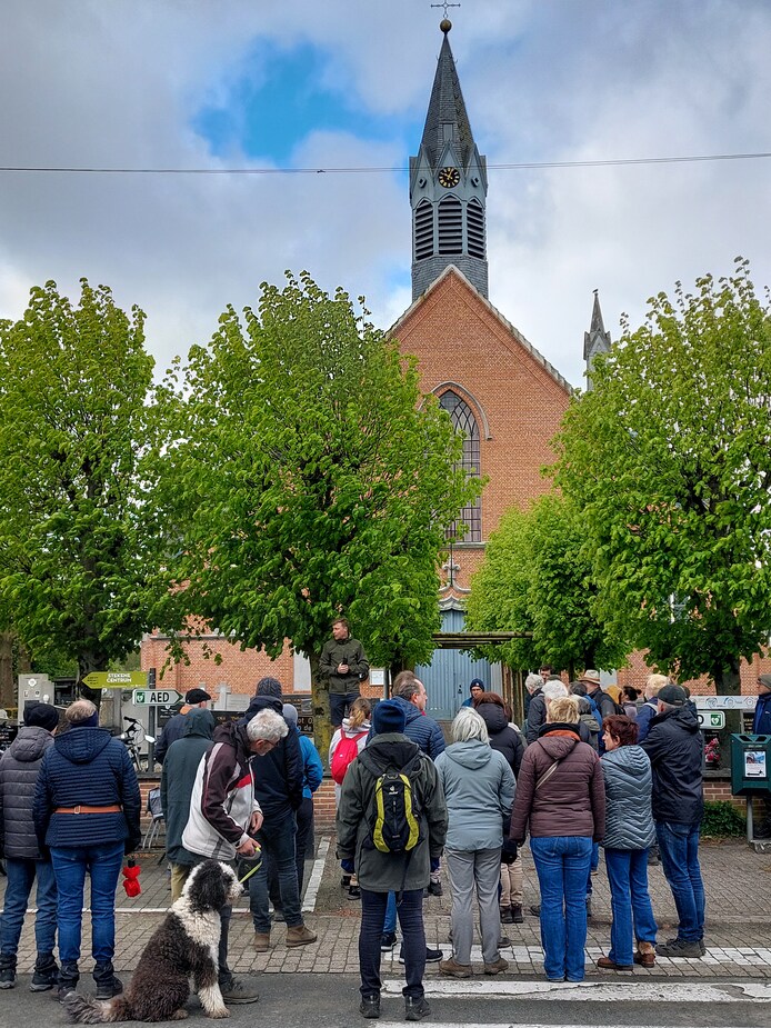 Wandelaars verkennen trage wegen in Klein-Sinaai | Moerbeke-Waas | hln.be