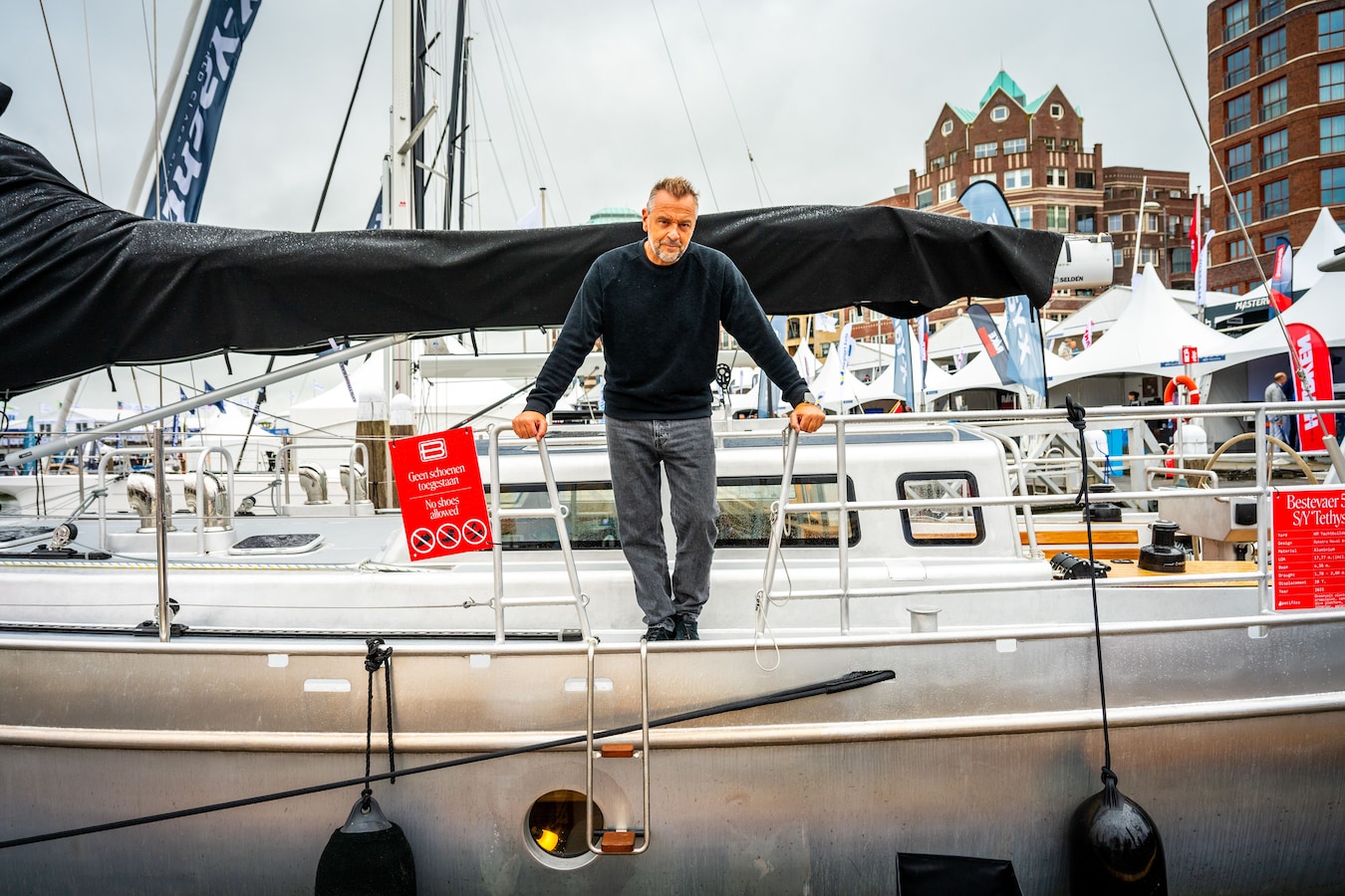 Kijk binnen in de zeilboot van Tom Waes: “Stoer aan de buitenkant, maar ...