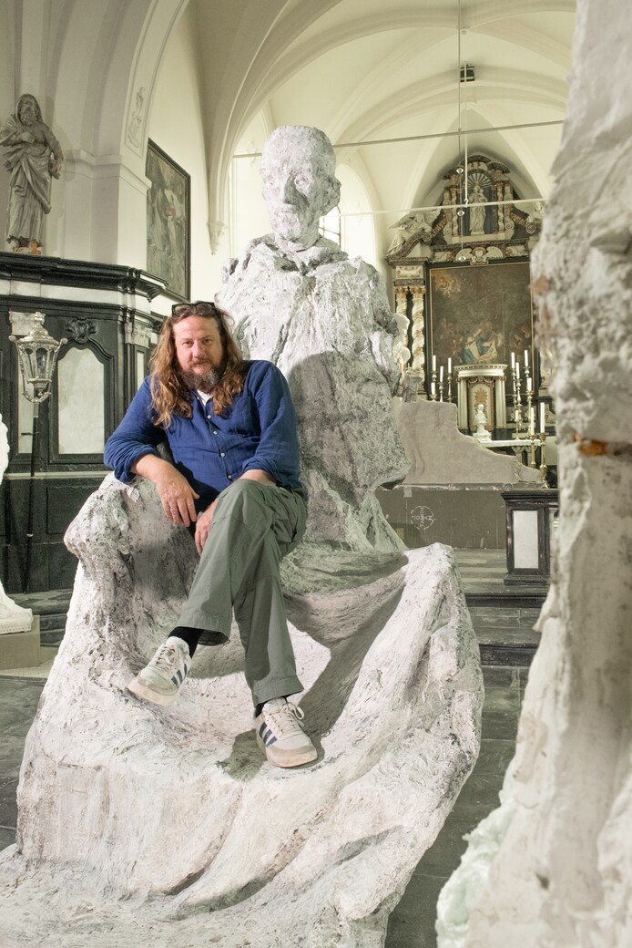 Hoe de kerk van Rozebeke een kunstenaarsatelier werd: Johan Tahon ...