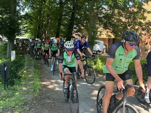 Zon, zweet en solidariteit: VP Classic brengt 130 fietsers samen voor ...