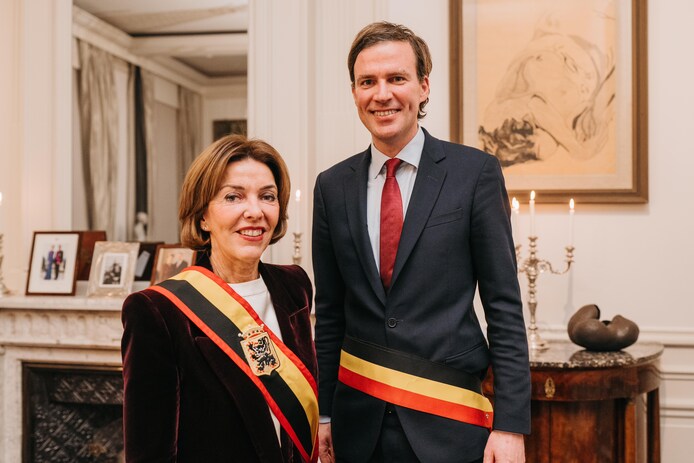 Mathias De Clercq legt eed af onder toeziend oog van zijn familie: “Ik zal mij opnieuw zes jaar ...