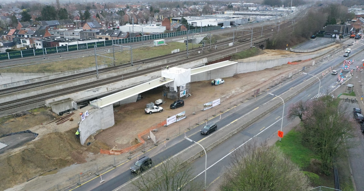 Brug van 105 ton zorgt voor veilige oversteek Brusselsesteenweg: “Ze ...