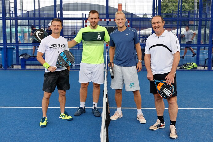 Tom De Sutter en Marc Coucke willen samen 250 padelvelden aanleggen: “De omwonenden mogen niet ...