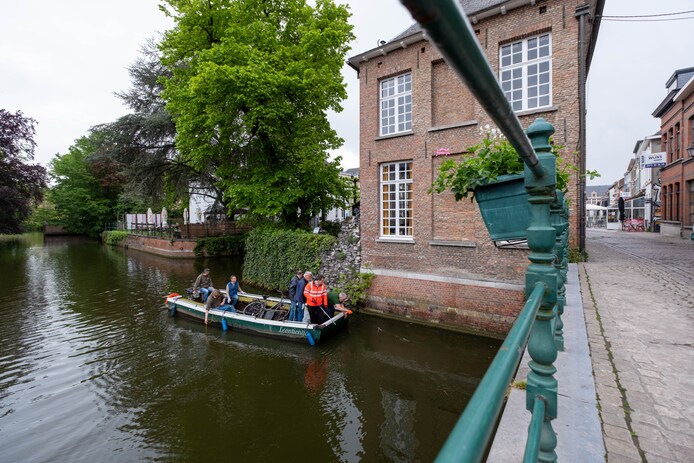 IN BEELD. Burgemeester en schepenen ruimen samen met de Bootvissers de ...