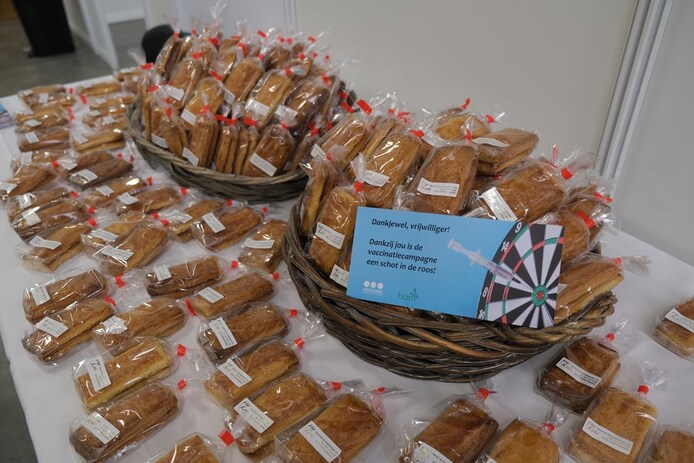 Medewerkers vaccinatiecentrum Milshop bij 10.000ste prik bedankt met ...
